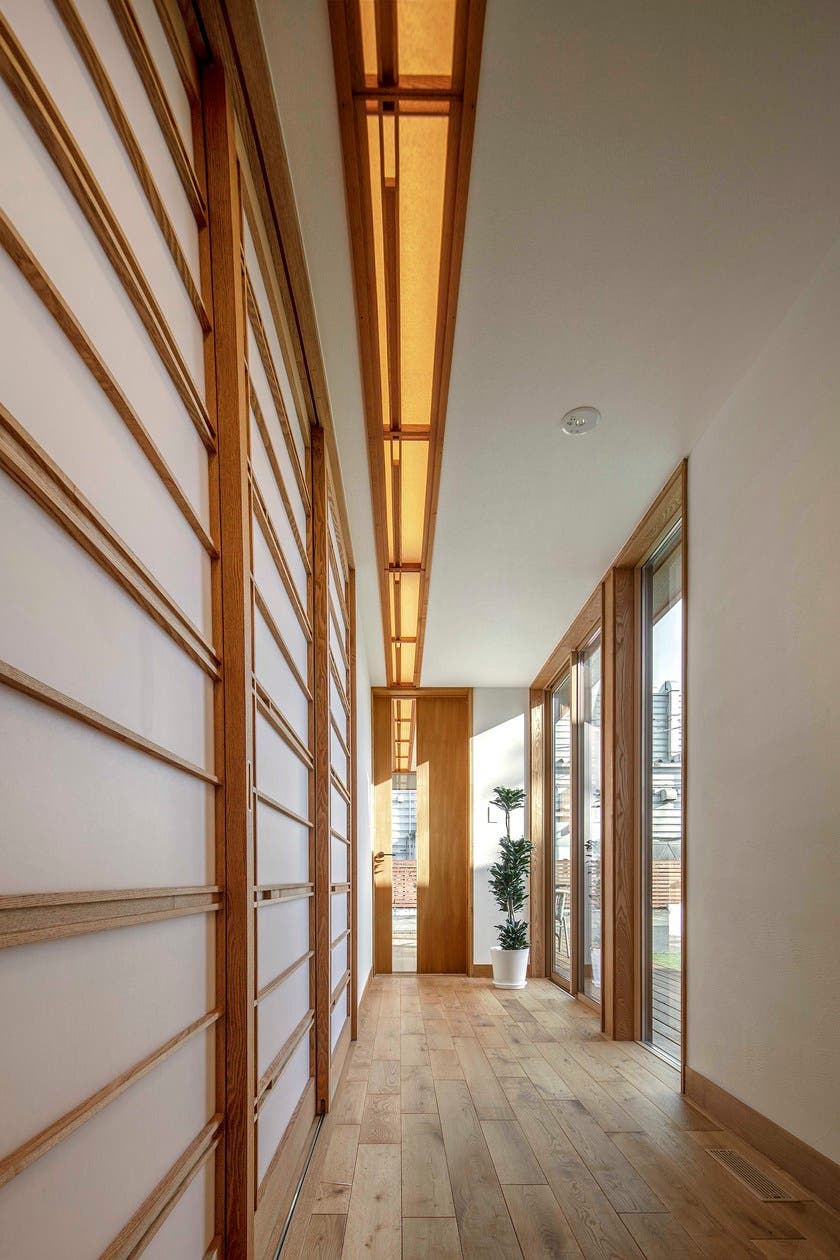 世界遺産建築家の意匠　自然光が美しく射す設計　重厚なレンガと無垢材・木目　洗練されたクラシックデザインの写真10