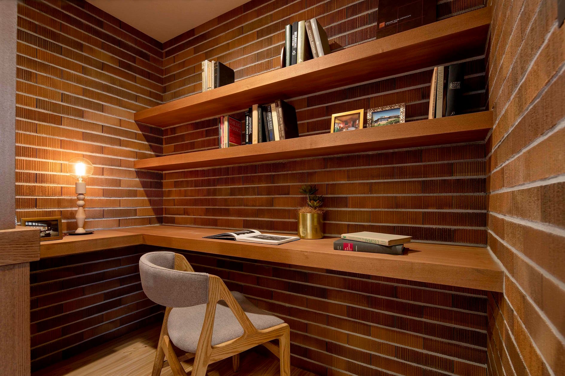 世界遺産建築家の意匠　自然光が美しく射す設計　重厚なレンガと無垢材・木目　洗練されたクラシックデザインの写真11