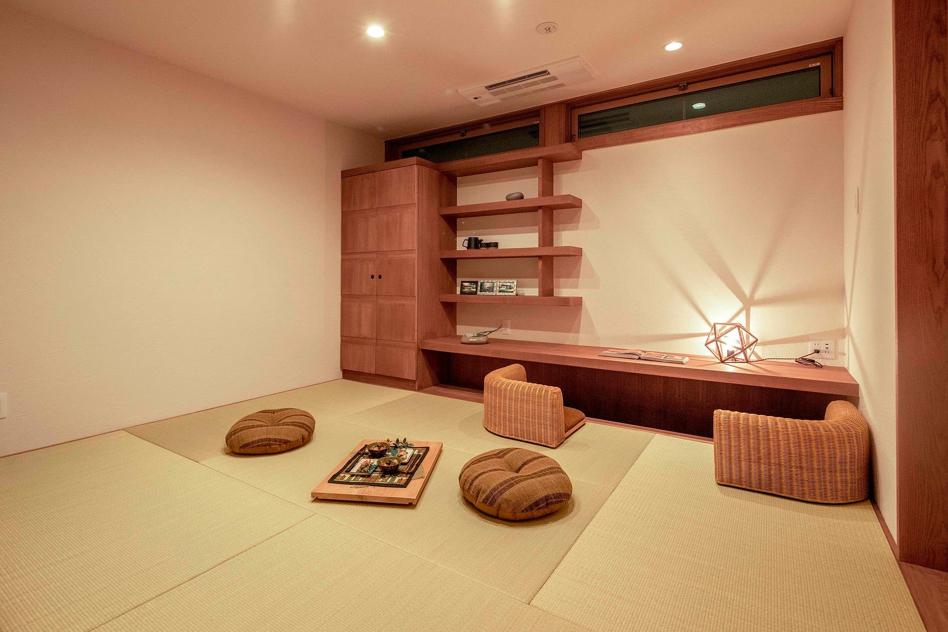 世界遺産建築家の意匠　自然光が美しく射す設計　重厚なレンガと無垢材・木目　洗練されたクラシックデザインの写真12