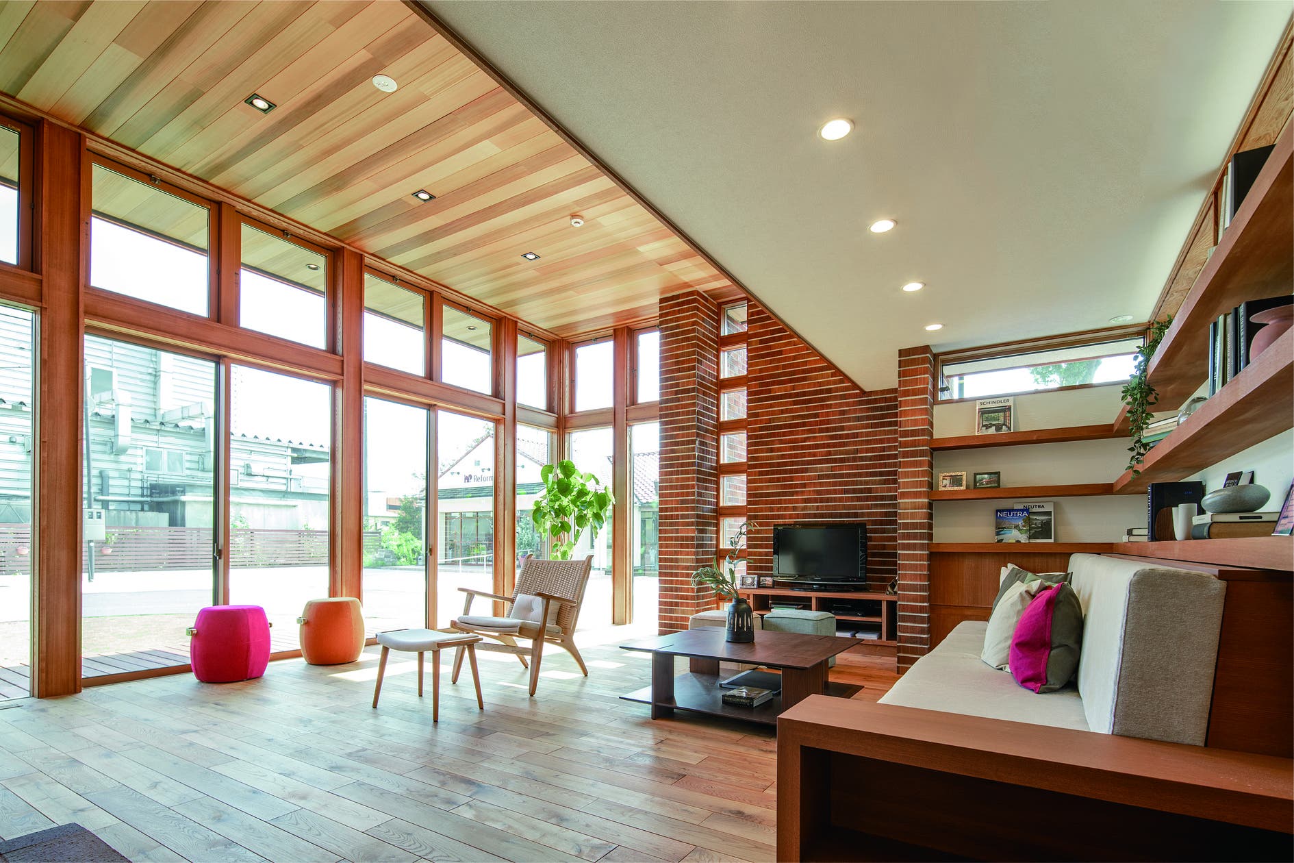 世界遺産建築家の意匠　自然光が美しく射す設計　重厚なレンガと無垢材・木目　洗練されたクラシックデザインの写真13