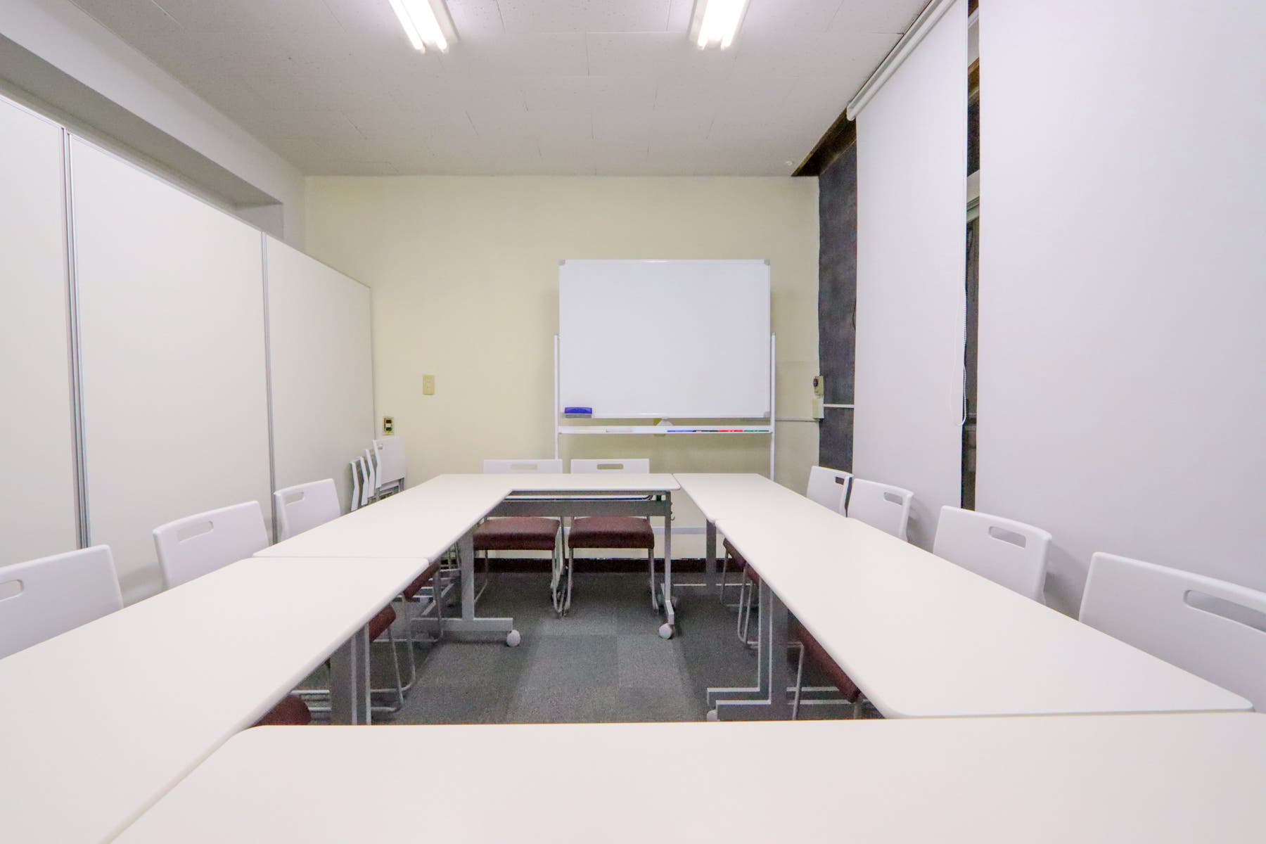 【池袋駅1b出口41秒！16名利用可】プロジェクター・ホワイトボード・WiFi全て無料！土足可！ふれあい貸し会議室 池袋No34の写真6
