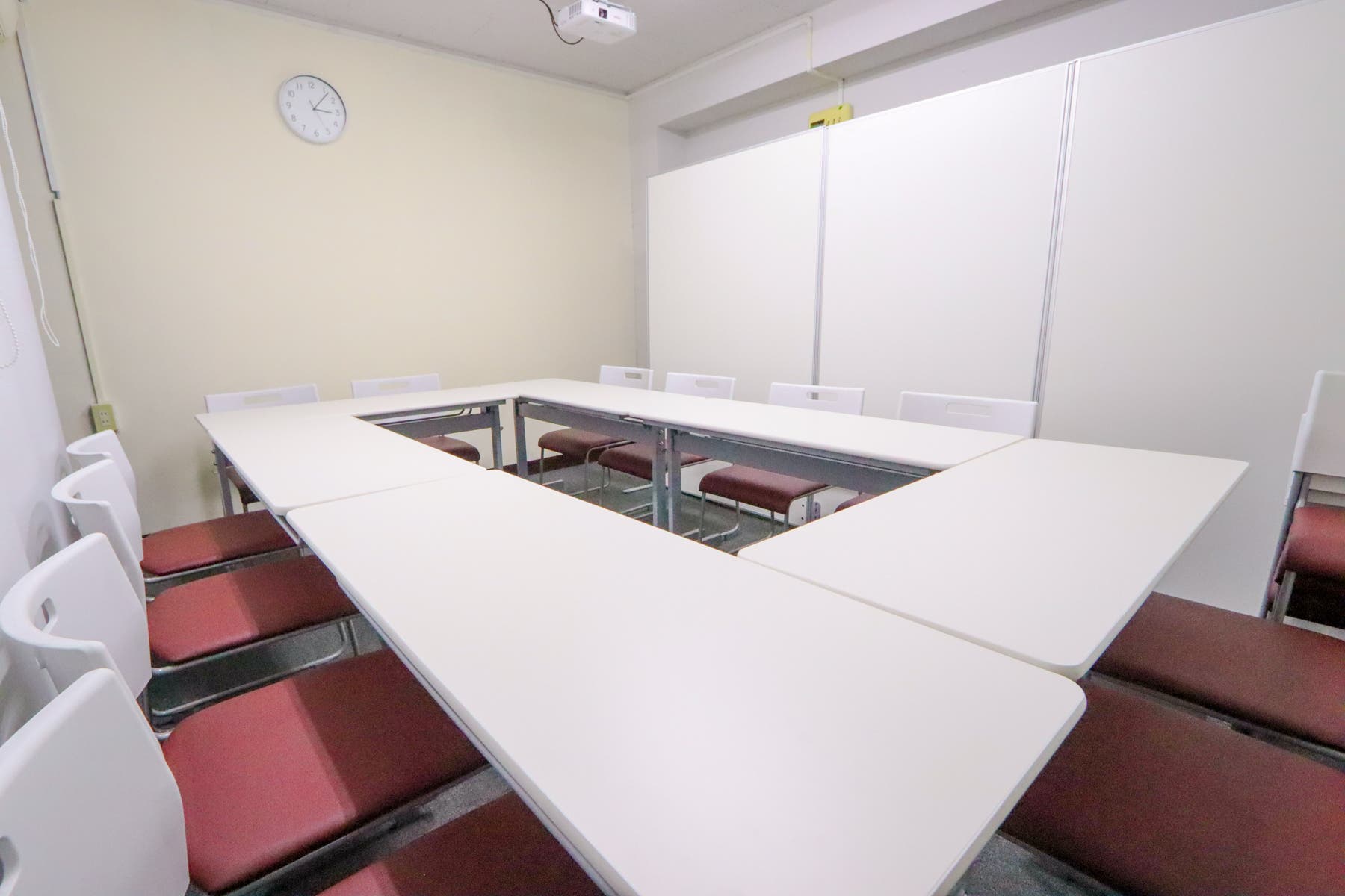 【池袋駅1b出口41秒！16名利用可】プロジェクター・ホワイトボード・WiFi全て無料！土足可！ふれあい貸し会議室 池袋No34の写真7