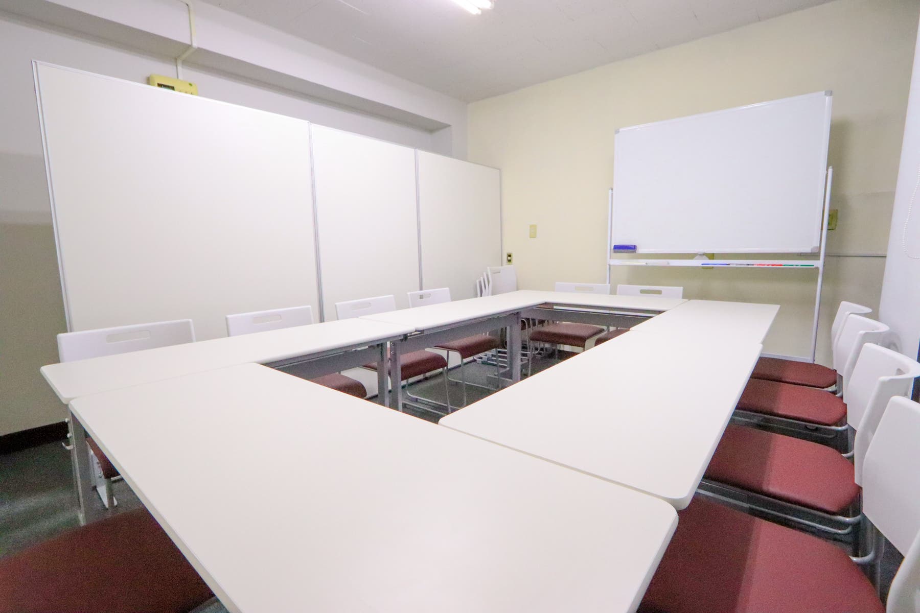 【池袋駅1b出口41秒！16名利用可】プロジェクター・ホワイトボード・WiFi全て無料！土足可！ふれあい貸し会議室 池袋No34の写真8