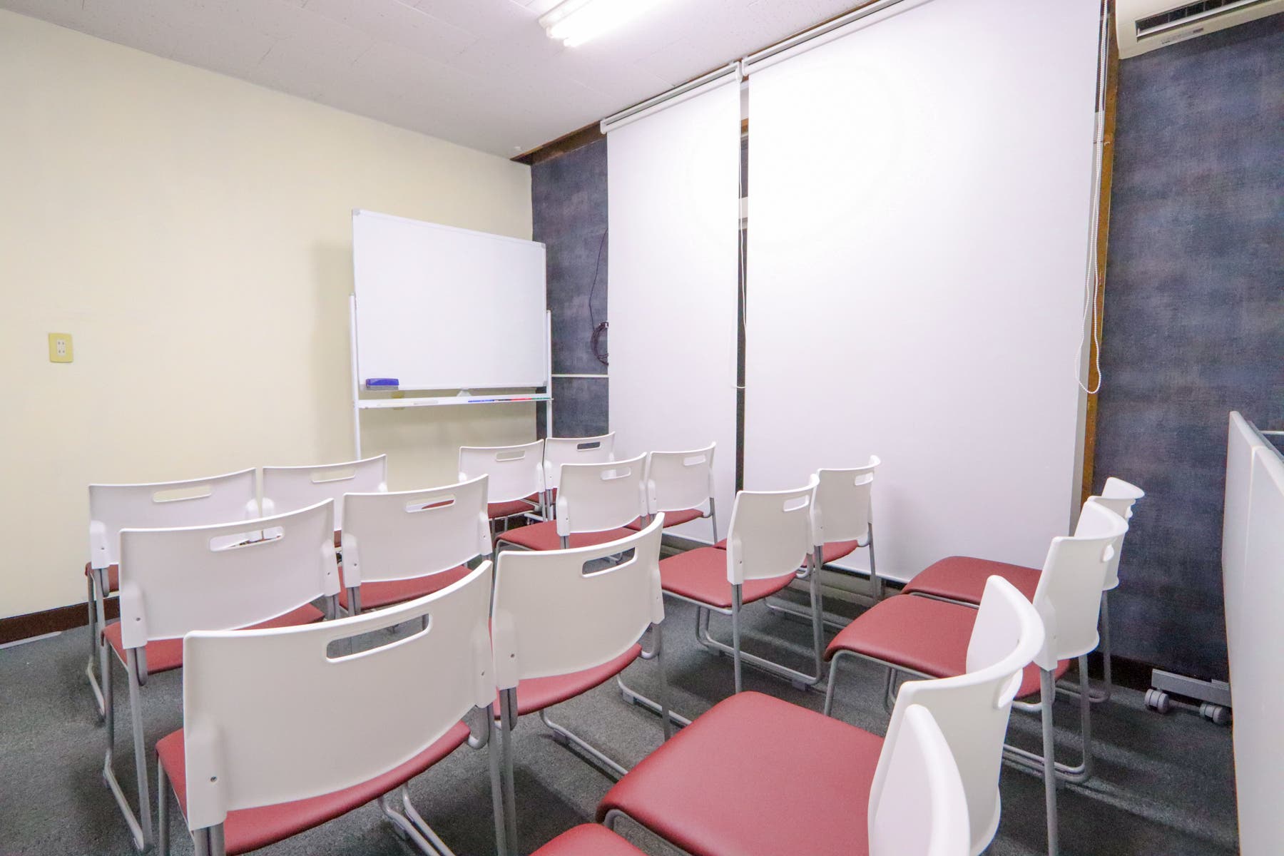 【池袋駅1b出口41秒！16名利用可】プロジェクター・ホワイトボード・WiFi全て無料！土足可！ふれあい貸し会議室 池袋No34の写真10