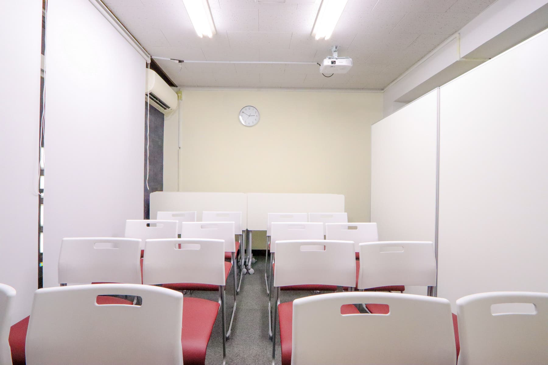 【池袋駅1b出口41秒！16名利用可】プロジェクター・ホワイトボード・WiFi全て無料！土足可！ふれあい貸し会議室 池袋No34の写真12