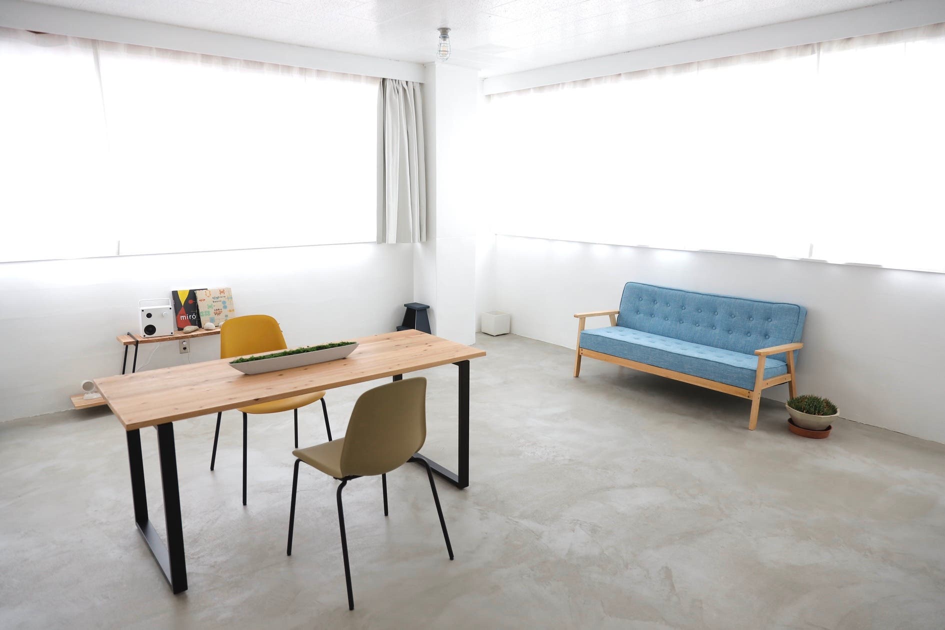 本八幡駅から徒歩4分。ライティング不要の明るい自然光で撮影できるスタジオ。閑静な住宅街ながら近隣にドンキなどあり便利な立地。の写真5