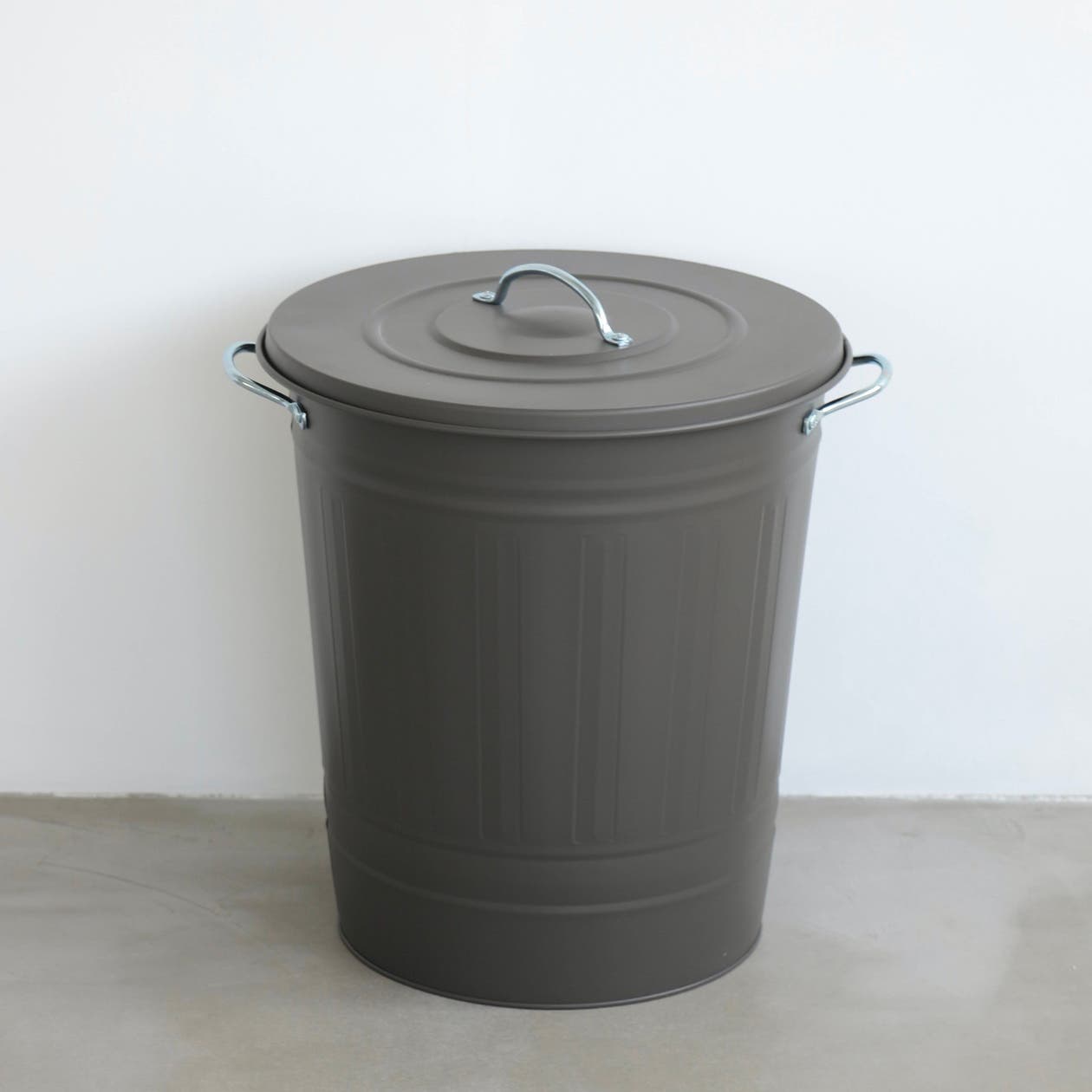 本八幡駅から徒歩4分。ライティング不要の明るい自然光で撮影できるスタジオ。閑静な住宅街ながら近隣にドンキなどあり便利な立地。の写真14