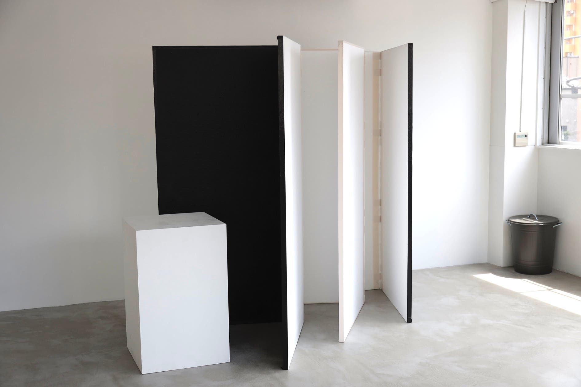 本八幡駅から徒歩4分。ライティング不要の明るい自然光で撮影できるスタジオ。閑静な住宅街ながら近隣にドンキなどあり便利な立地。の写真21