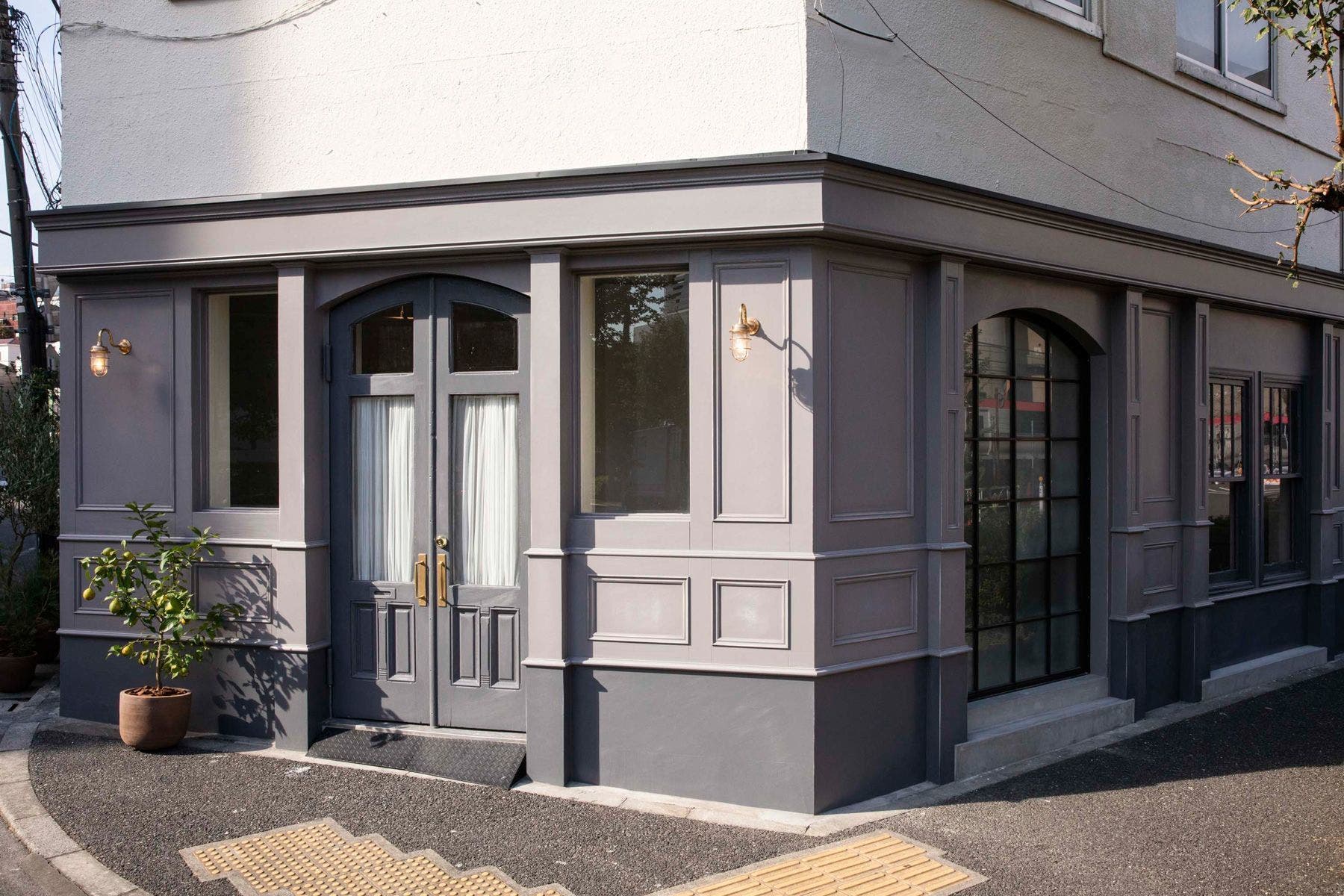 【代官山駅8分】ギャラリーや展示会に適した白×ライトグレーのモダンなイベントスペースの写真1