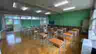 普通教室【5】 標高1165mの清里高原にある廃校になった小学校の普通教室です。(高校生サイズの机とイスが20脚ございます)の写真2