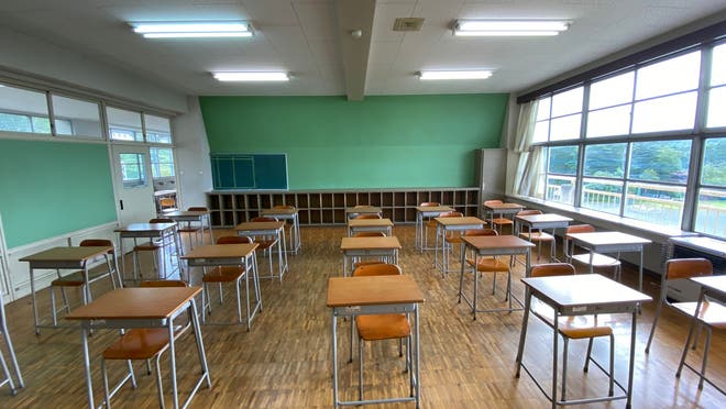 普通教室【5】 標高1165mの清里高原にある廃校になった小学校の普通教室です。(高校生サイズの机とイスが20脚ございます)の写真6