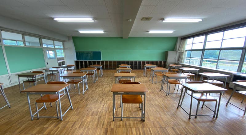 普通教室【6】 標高1165mの清里高原にある廃校になった小学校の普通教室です（高校生サイズの机とイスが20脚ございます）