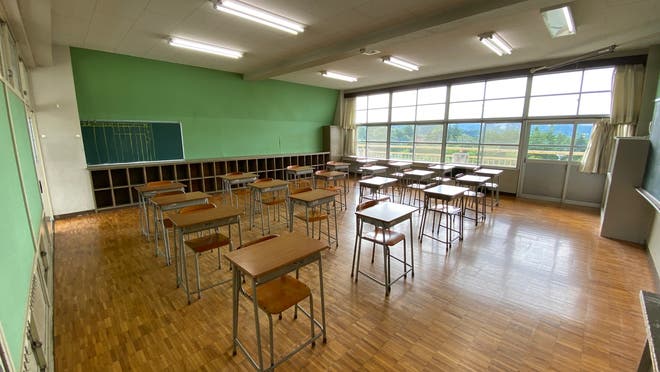 普通教室【6】 標高1165mの清里高原にある廃校になった小学校の普通教室です(高校生サイズの机とイスが20脚ございます)の写真4