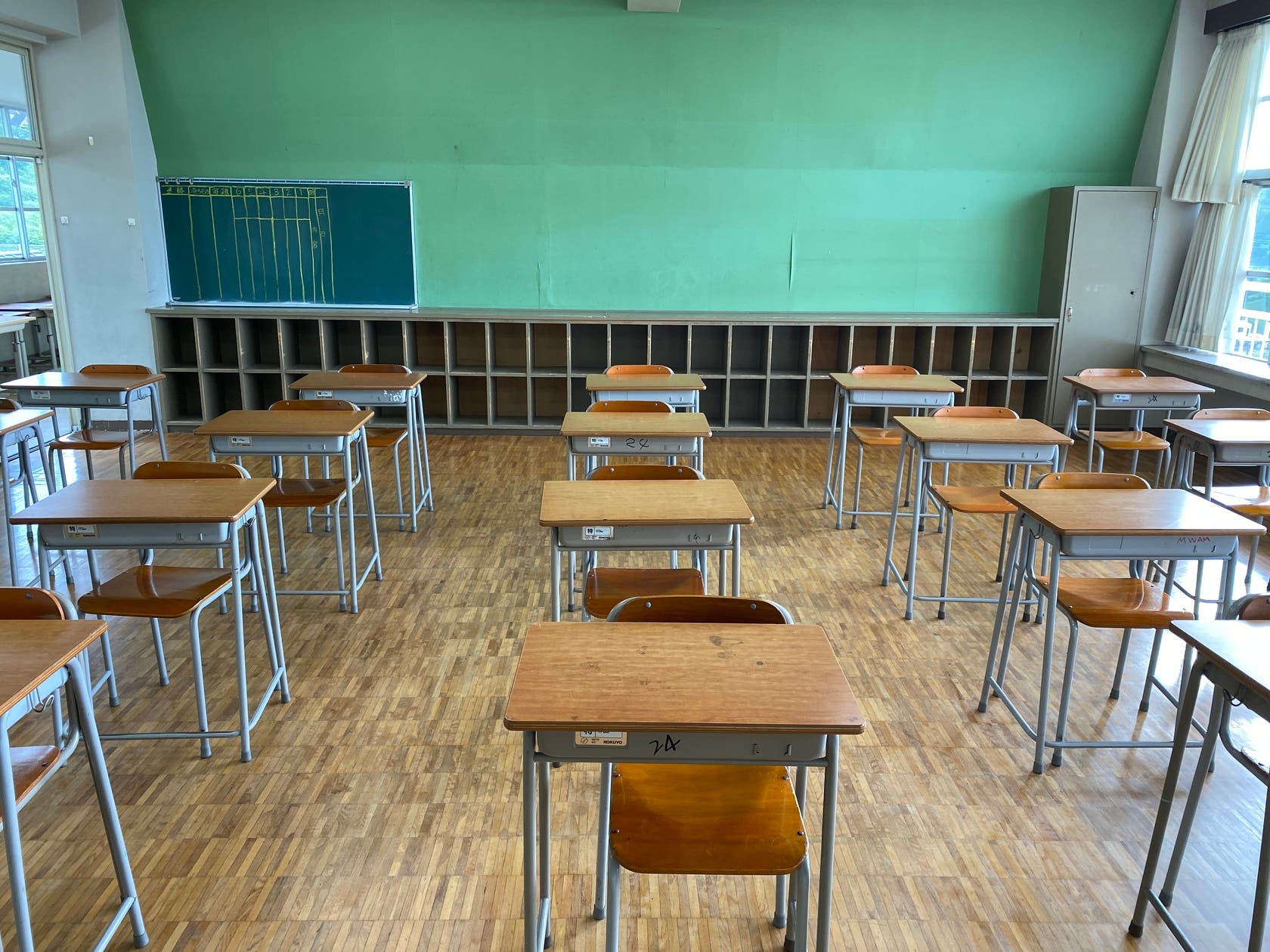 普通教室【6】 標高1165mの清里高原にある廃校になった小学校の普通教室です（高校生サイズの机とイスが20脚ございます）の写真5