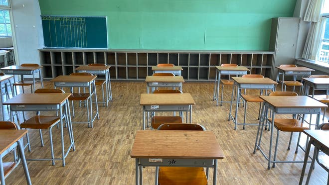 普通教室【6】 標高1165mの清里高原にある廃校になった小学校の普通教室です(高校生サイズの机とイスが20脚ございます)の写真5