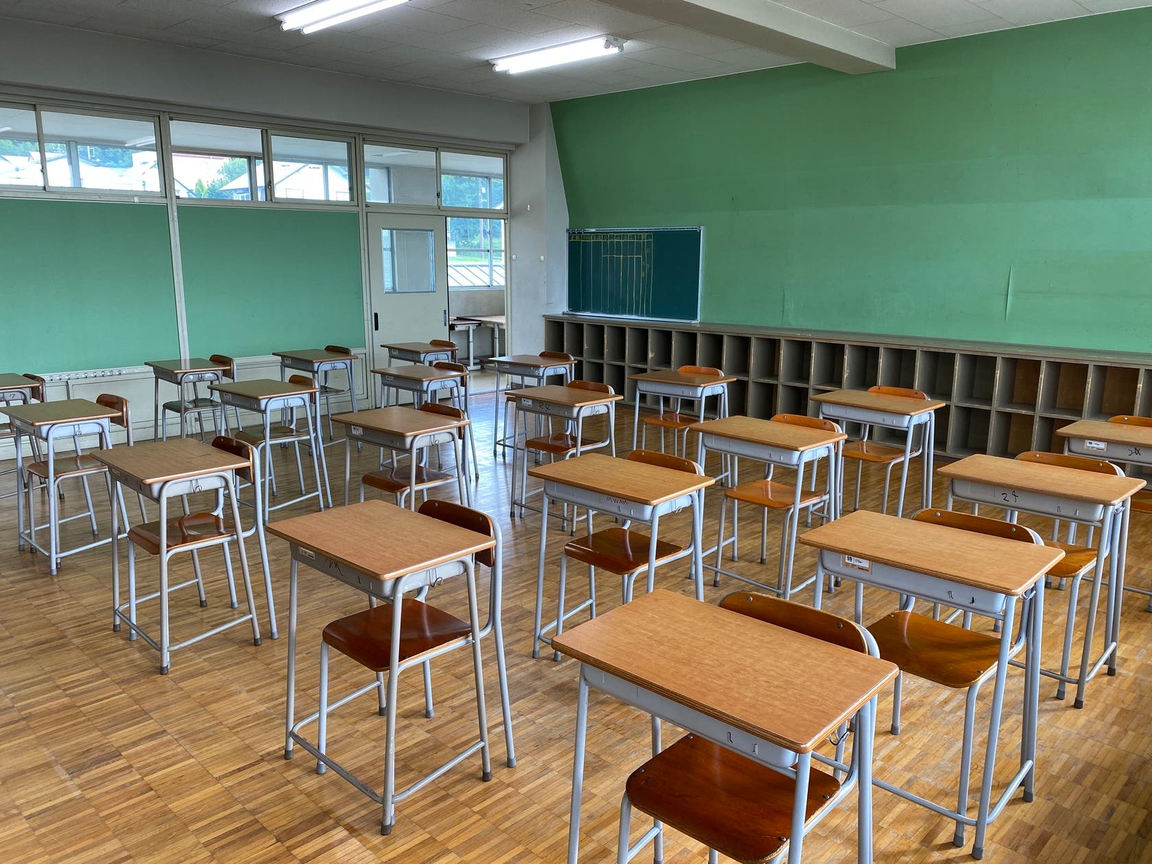 普通教室【6】 標高1165mの清里高原にある廃校になった小学校の普通教室です（高校生サイズの机とイスが20脚ございます）の写真6