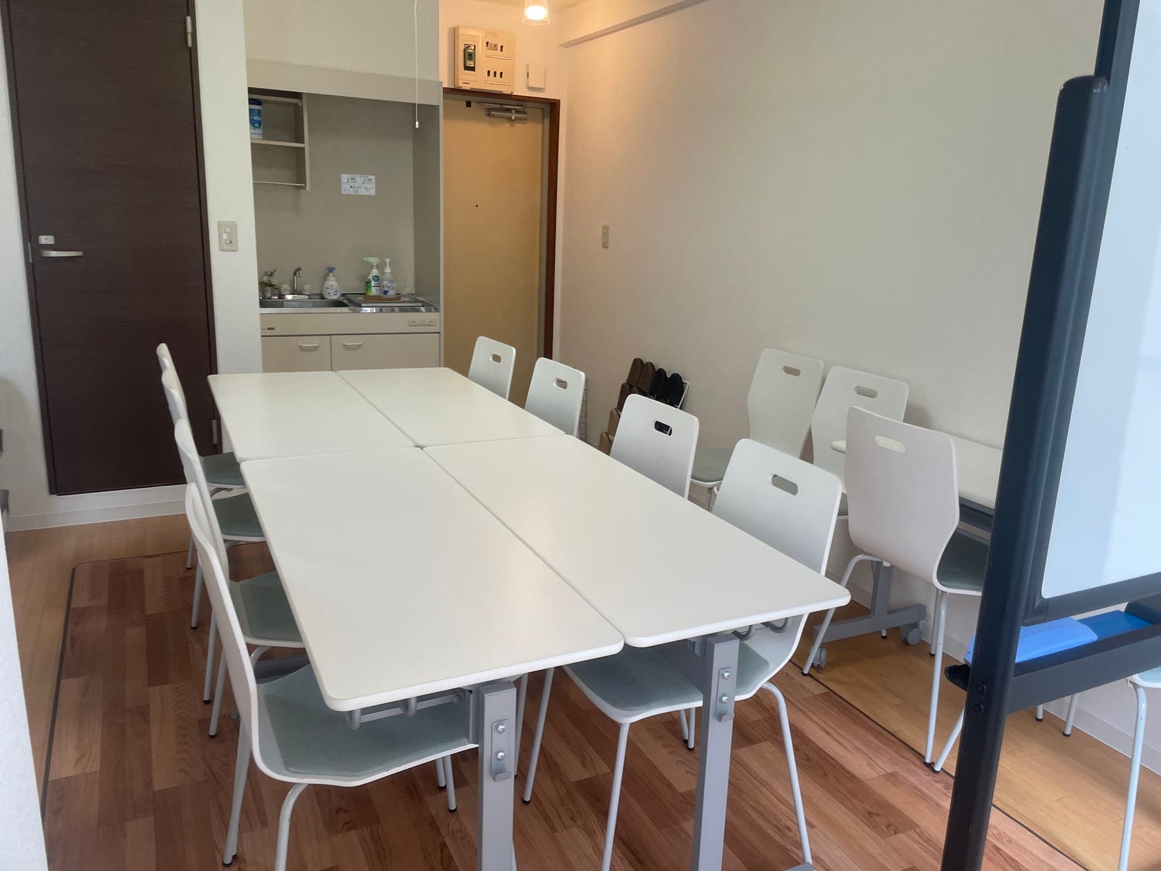 荻窪駅南口3分【即予約可・高速度WiFi・除菌完備】各種教室、会議、商談、面接、研修、撮影、ボドゲ、自習等に最適な個室スペースの写真7