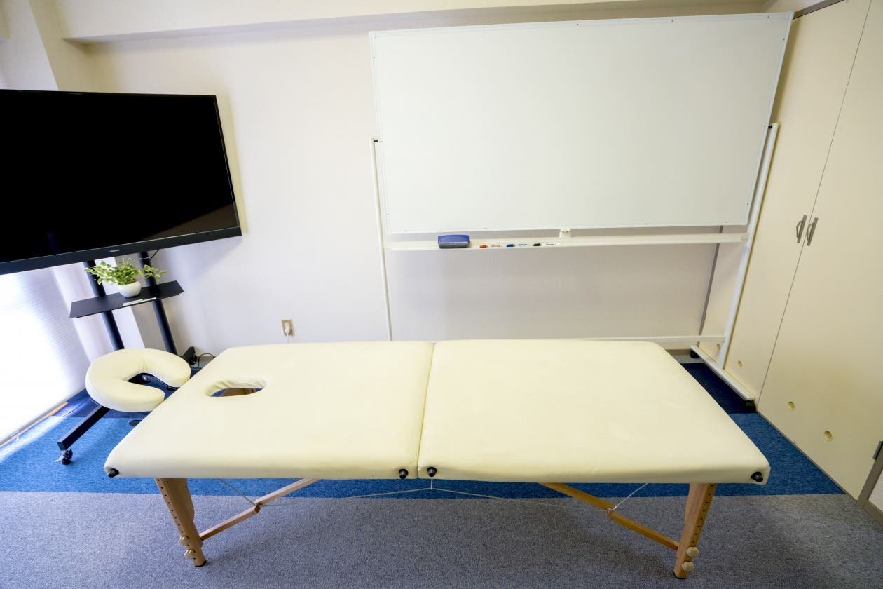 テレワーク、会議、面接に最適でお洒落な個室♪大型モニター、テレビ、ホワイトボード、エステ台完備！【スクルド 戸塚】の写真7