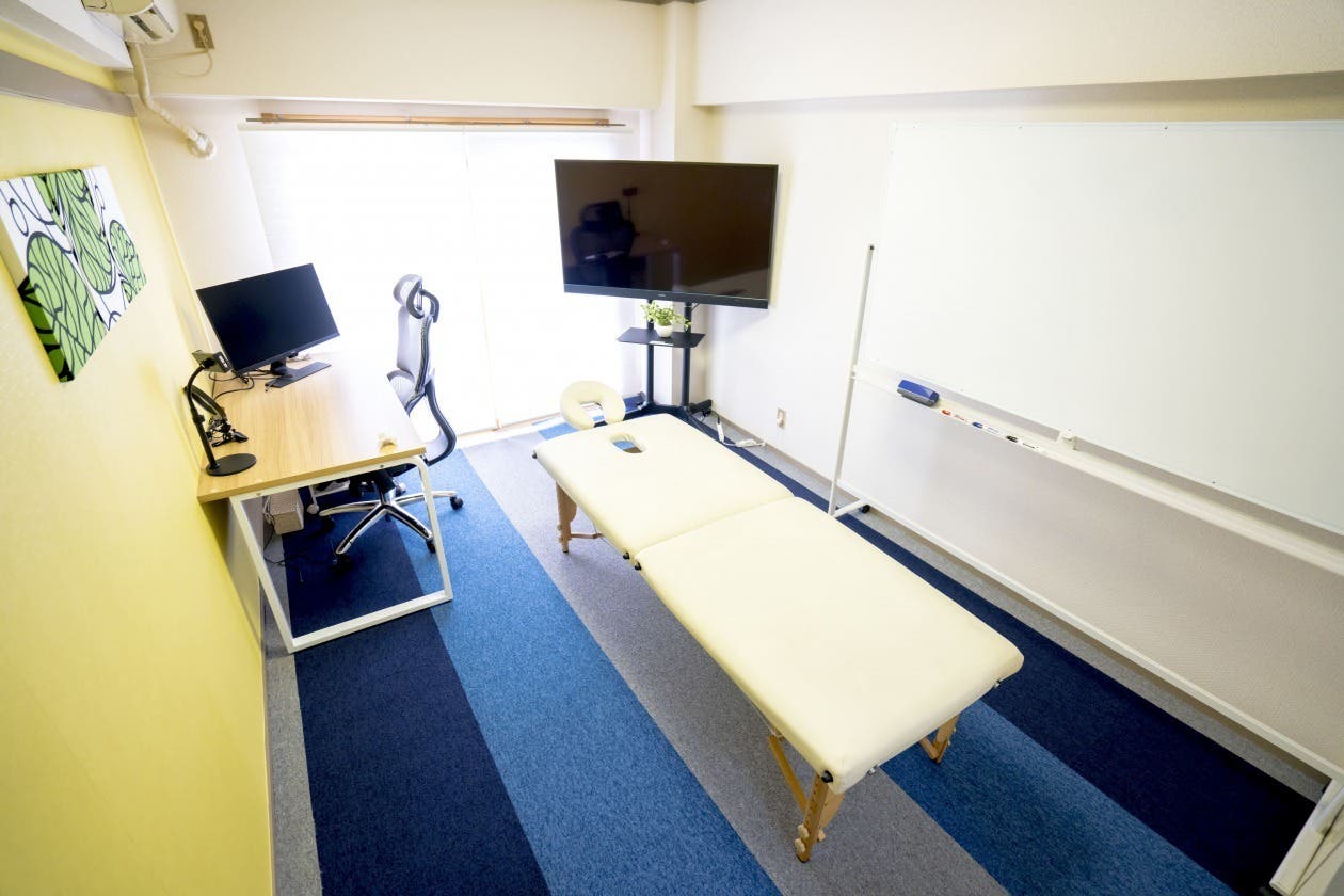 テレワーク、会議、面接に最適でお洒落な個室♪大型モニター、テレビ、ホワイトボード、エステ台完備！【スクルド 戸塚】の写真8