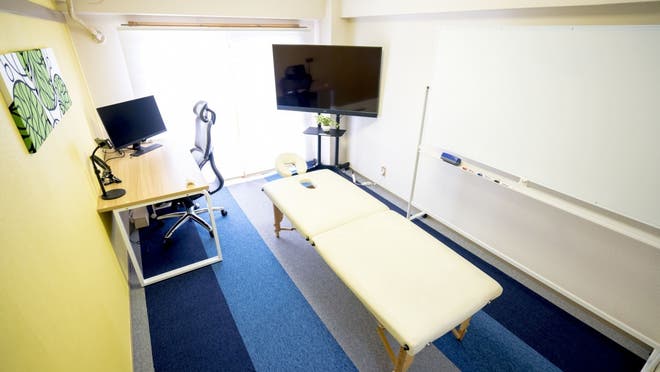 テレワーク、会議、面接に最適でお洒落な個室♪大型モニター、テレビ、ホワイトボード、エステ台完備!【スクルド 戸塚】の写真8