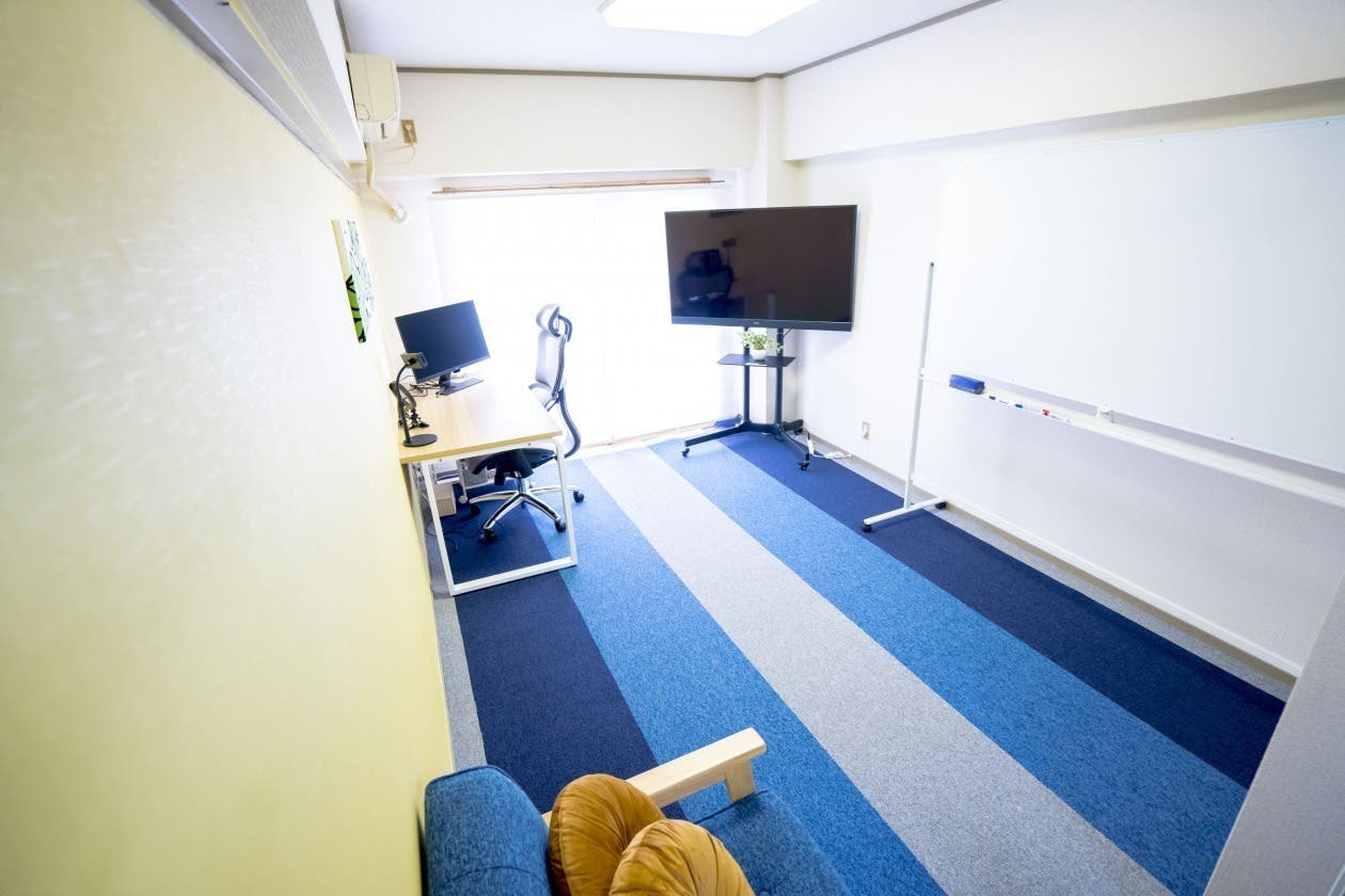 テレワーク、会議、面接に最適でお洒落な個室♪大型モニター、テレビ、ホワイトボード、エステ台完備！【スクルド 戸塚】の写真9