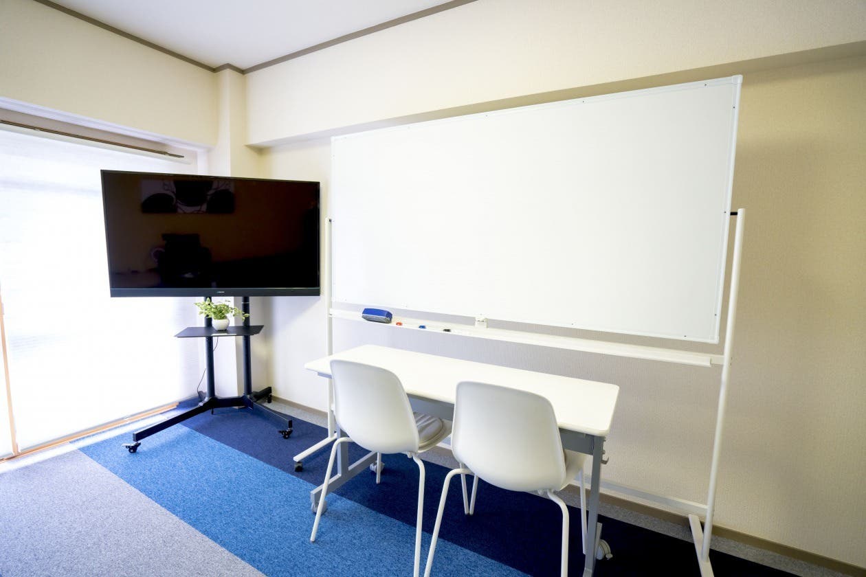 テレワーク、会議、面接に最適でお洒落な個室♪大型モニター、テレビ、ホワイトボード、エステ台完備！【スクルド 戸塚】の写真11