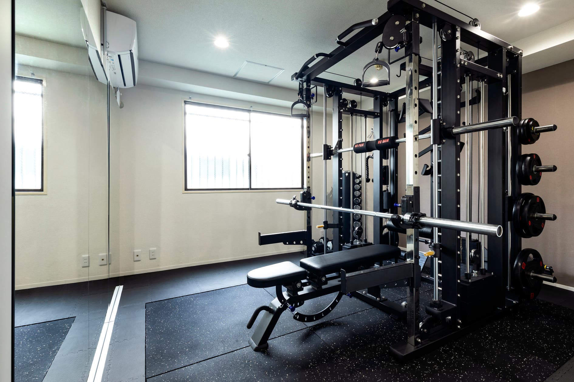 【なんばHatch徒歩30秒】難波心斎橋地域最安値当日予約可能の個室レンタルフィットネスジム！全面鏡張！ヨガやパーソナル可能！の写真1