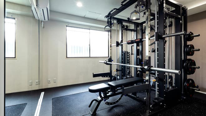 【なんばHatch徒歩30秒】難波心斎橋地域最安値当日予約可能の個室レンタルフィットネスジム!全面鏡張!ヨガやパーソナル可能!の写真1