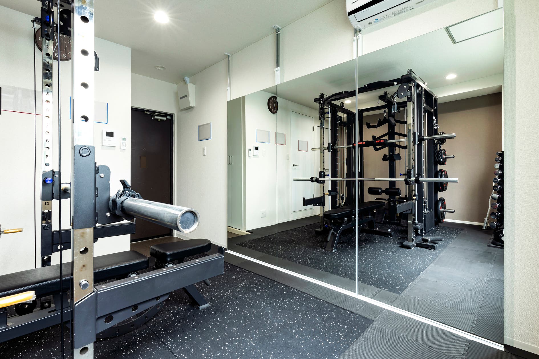 【なんばHatch徒歩30秒】難波心斎橋地域最安値当日予約可能の個室レンタルフィットネスジム！全面鏡張！ヨガやパーソナル可能！の写真2
