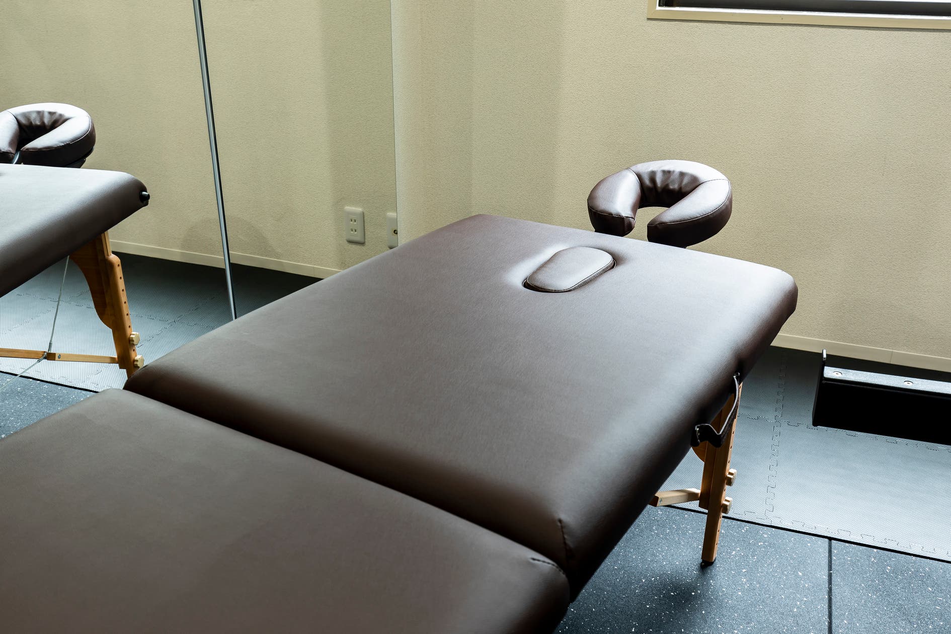 【なんばHatch徒歩30秒】難波心斎橋地域最安値当日予約可能の個室レンタルフィットネスジム！全面鏡張！ヨガやパーソナル可能！の写真5