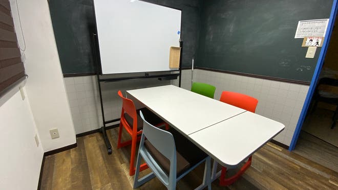 【青い扉の部屋】仙台駅からすぐ 勉強.研修.自習。静かな空間でお話の写真3