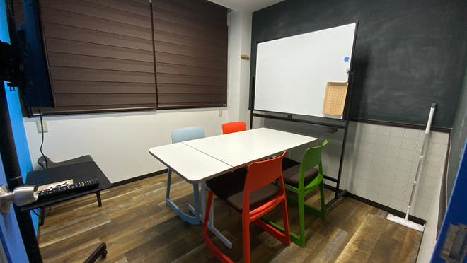 【青い扉の部屋】仙台駅からすぐ 勉強.研修.自習。静かな空間でお話の写真2