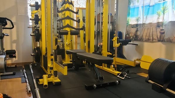レンタルトレーニングルーム 最新スミスマシーンの写真1