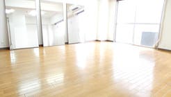 <カラフルスペース🌈>【室内動画あり】高評価⭐️応援特価⭐️明るく(南向大窓)広く快適に⭐️気楽自由に⭐️大型鏡・整体ベッドの写真2