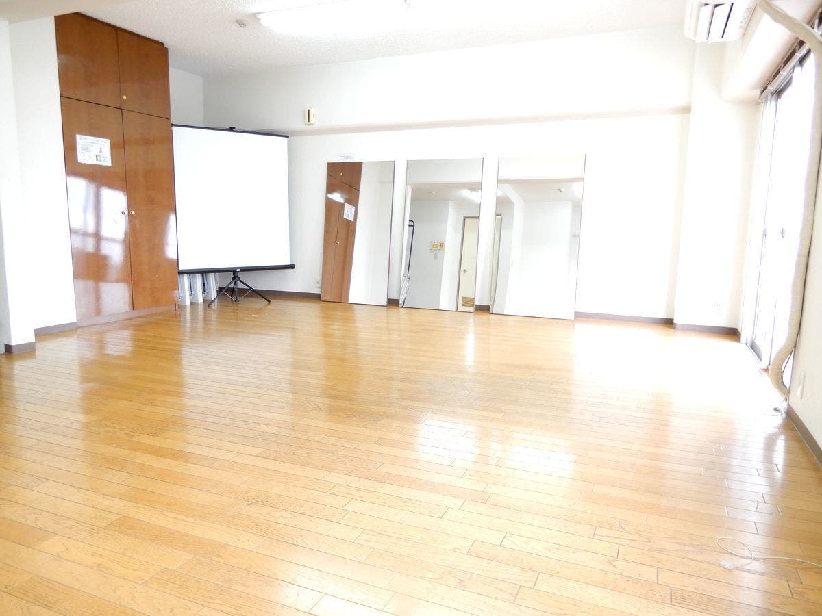 ＜カラフルスペース🌈＞【室内動画あり】高評価⭐️応援特価⭐️明るく(南向大窓)広く快適に⭐️気楽自由に⭐️大型鏡・整体ﾍﾞｯﾄﾞの写真9