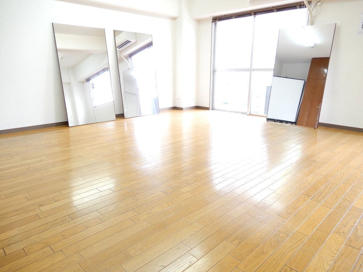 ＜カラフルスペース🌈＞【室内動画あり】高評価⭐️応援特価⭐️明るく(南向大窓)広く快適に⭐️気楽自由に⭐️大型鏡・整体ﾍﾞｯﾄﾞの写真8