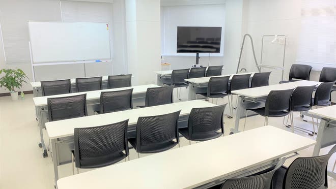 JR福山駅東口より徒歩8分!完全個室のため、ZOOM会議、リモートワーク、セミナー会場に最適!の写真1