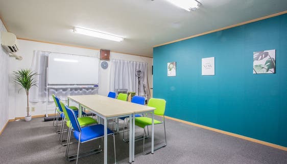 【扇町駅2分!12名利用可!】綺麗な室内!WiFi・プロジェクター・ホワイトボード全て無料!土足可!ふれあい貸し会議室 天満Aの写真1