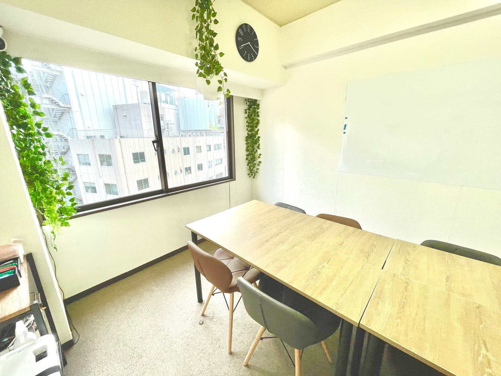 【新大阪駅東口１０秒❗️駅目の前】トイレ改装済⭐️無料WiFi⚡️プロジェクター無料貸出中✨個室・会議・面談《SS新大阪617》の写真7