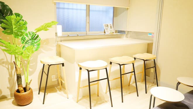 ★NEW★【北千住2分】明るくお洒落。窓開け可。高速WiFi・LEDリングライト有。動画撮影、面接、テレワークに最適(最大4名)の写真1