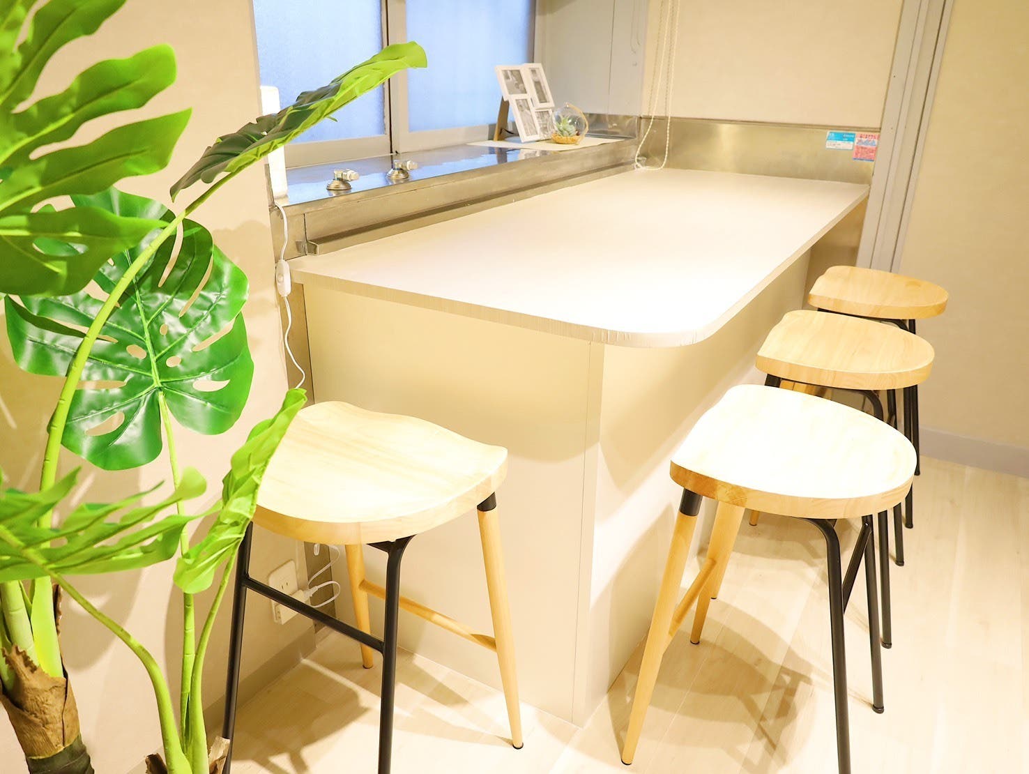 ★NEW★【北千住2分】明るくお洒落。窓開け可。高速WiFi・LEDリングライト有。動画撮影、面接、テレワークに最適（最大4名）の写真5