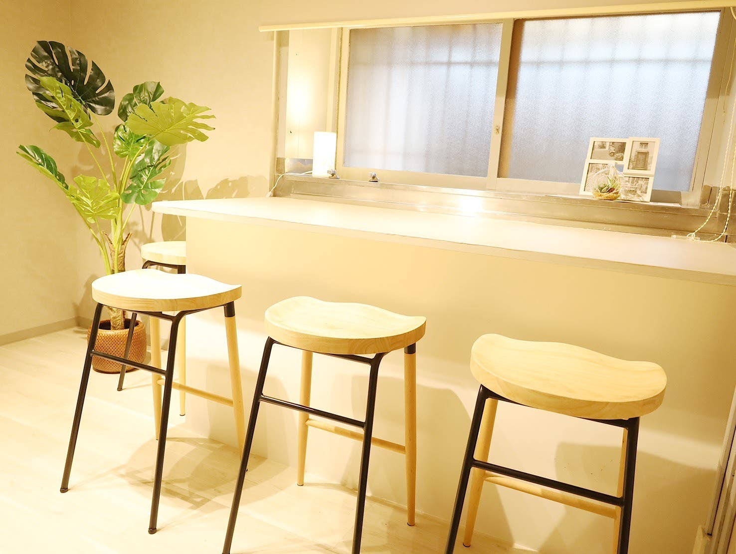 ★NEW★【北千住2分】明るくお洒落。窓開け可。高速WiFi・LEDリングライト有。動画撮影、面接、テレワークに最適（最大4名）の写真6