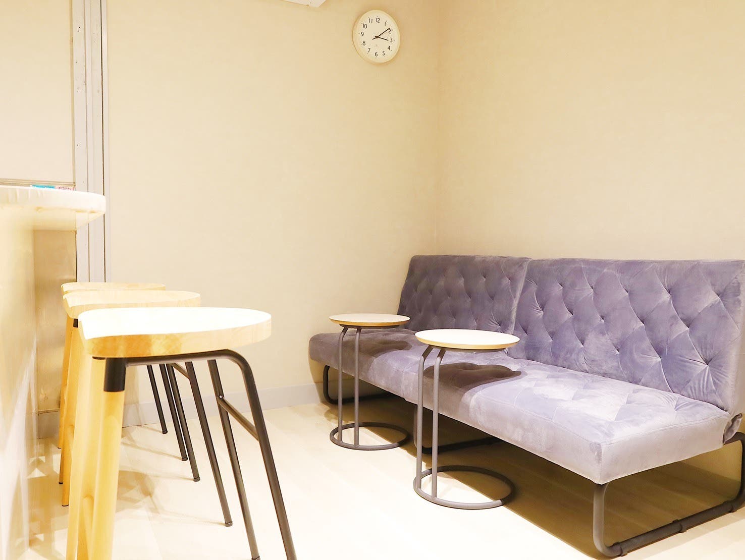 ★NEW★【北千住2分】明るくお洒落。窓開け可。高速WiFi・LEDリングライト有。動画撮影、面接、テレワークに最適（最大4名）の写真8