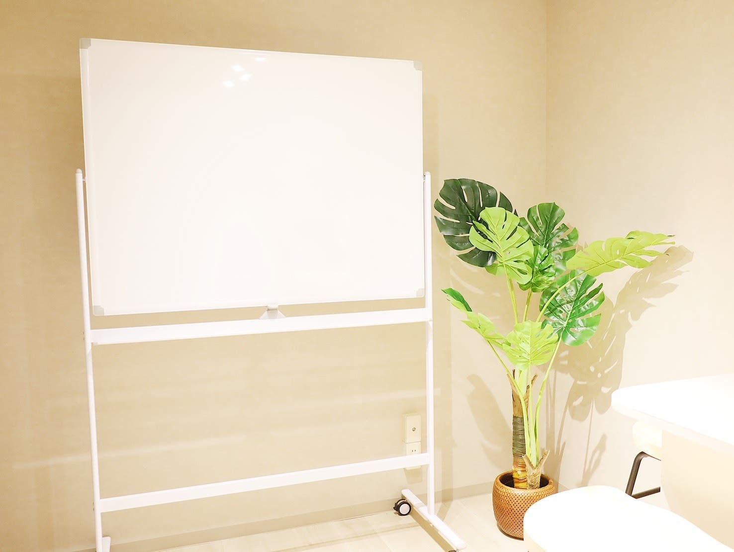 ★NEW★【北千住2分】明るくお洒落。窓開け可。高速WiFi・LEDリングライト有。動画撮影、面接、テレワークに最適（最大4名）の写真14