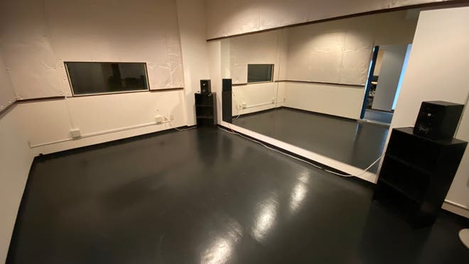 B【勾当台公園駅5分】中型レンタルスタジオ / 音響設備完備 / wifiあり / 更衣室あり / 自動販売機ありの写真1