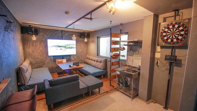 梅田で唯一の完全非接触型カラオケ・ダーツレンタルルーム◇デート/女子会/飲み会/ダーツ/始発待ち◇の写真1