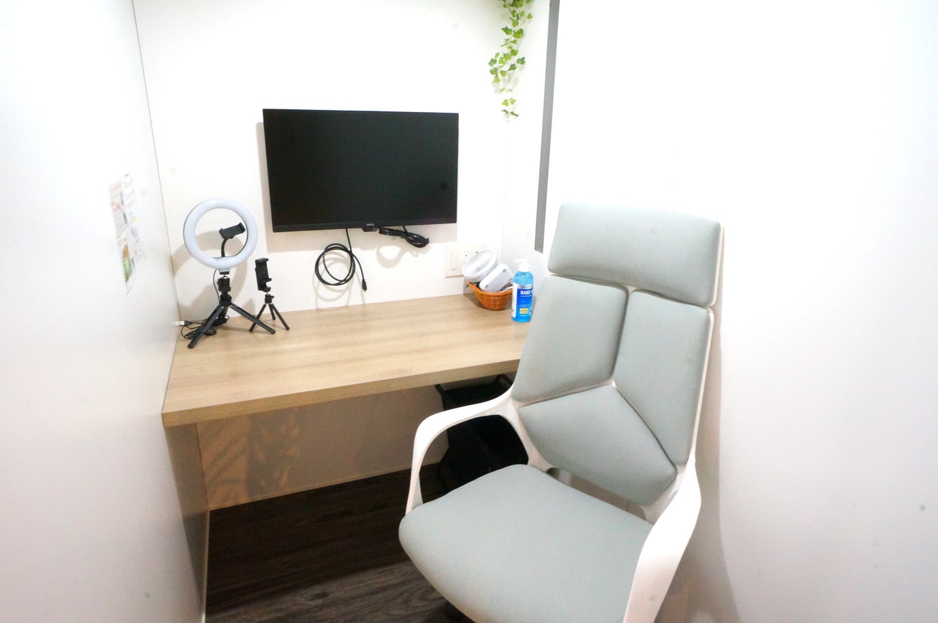 ＜ミニマルワークスペース南森町No.1＞南森町駅徒歩5分！Wi-Fi完備！モニターあり/テレワーク/Web会議/面接の写真2