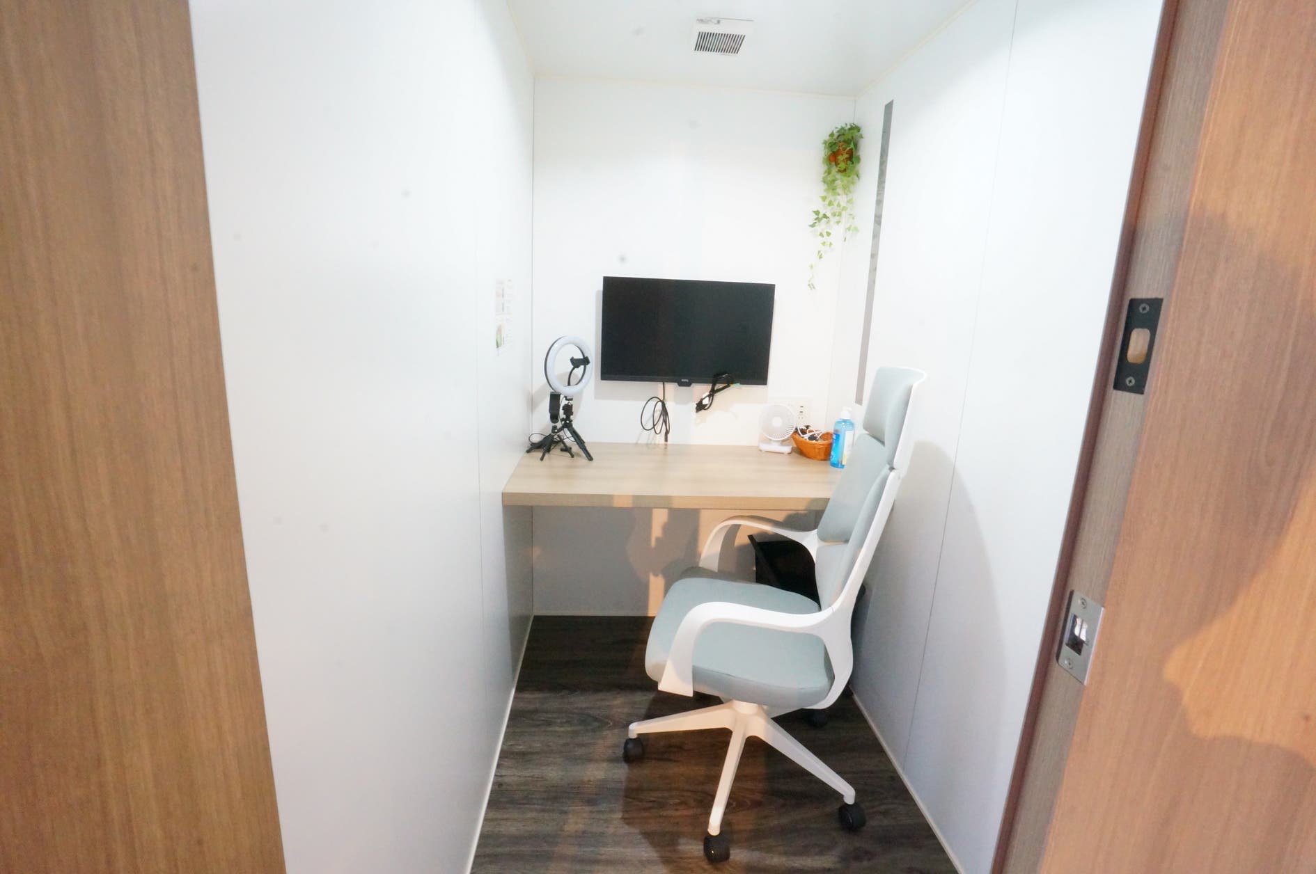 ＜ミニマルワークスペース南森町No.2＞南森町駅徒歩5分！Wi-Fi完備！モニターあり/テレワーク/Web会議/面接の写真5