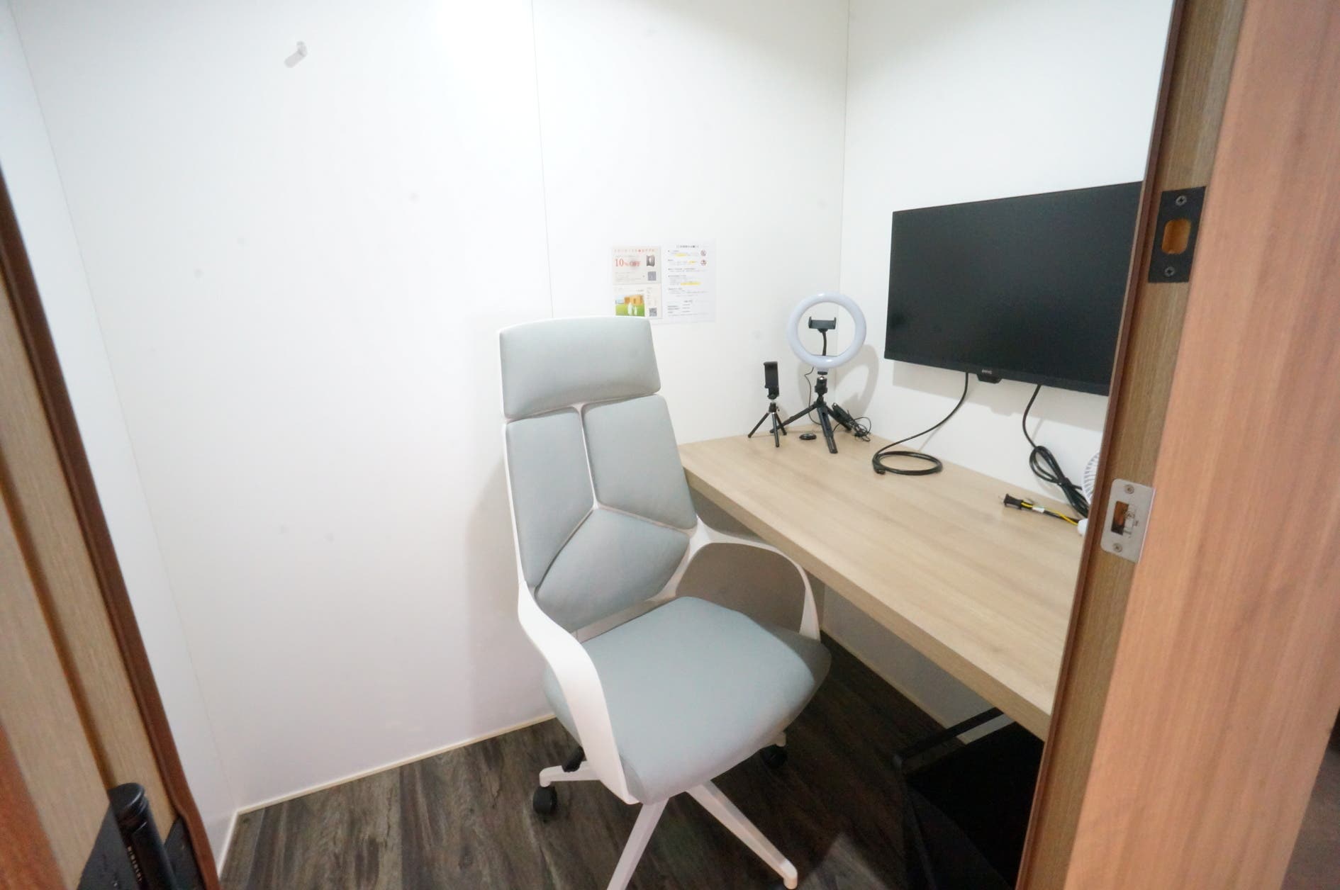 ＜ミニマルワークスペース南森町No.5＞南森町駅徒歩5分！Wi-Fi完備！モニターあり/テレワーク/Web会議/面接の写真2