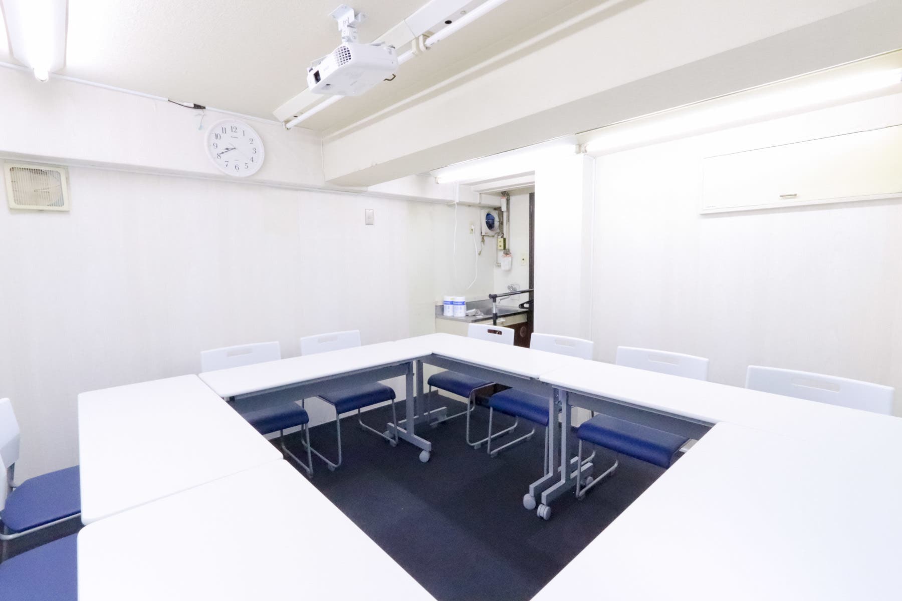 【銀座A5出口1分！12名】プロジェクター・ホワイトボード・WiFi無料！土足可！ふれあい貸し会議室 銀座No37 銀座三越裏の写真9